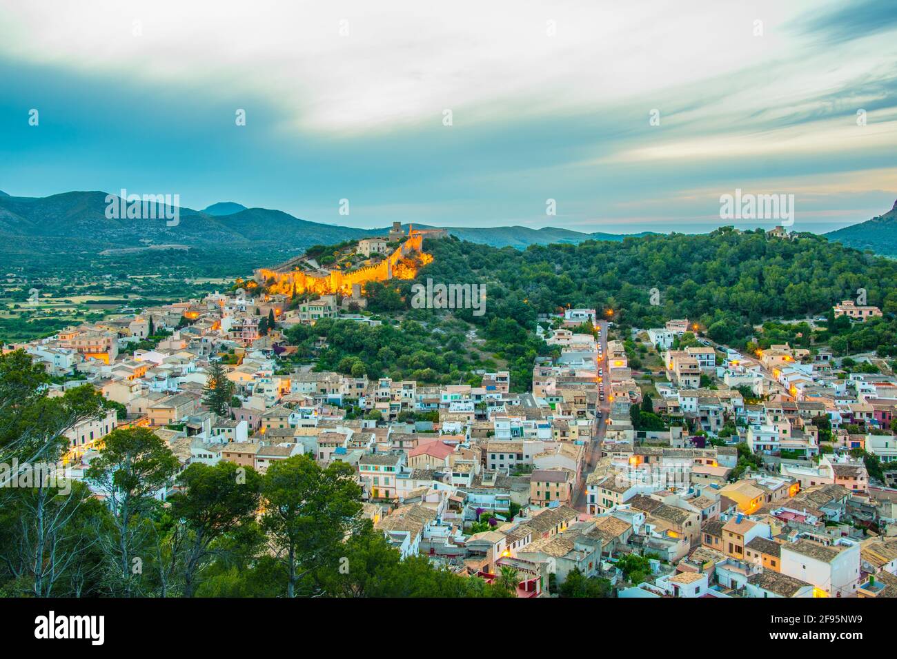 Vue aérienne nocturne du château de Capdepera et de la ville de ...