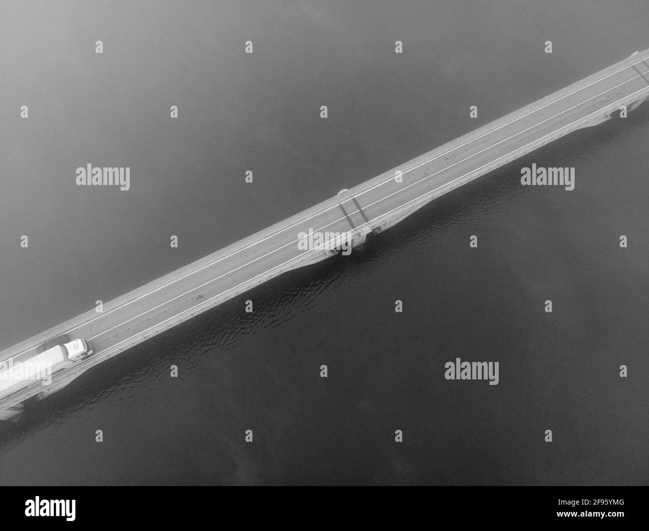 camion-passant-par-un-pont-au-dessus-d-un-lac-brumeux-photo-stock-alamy