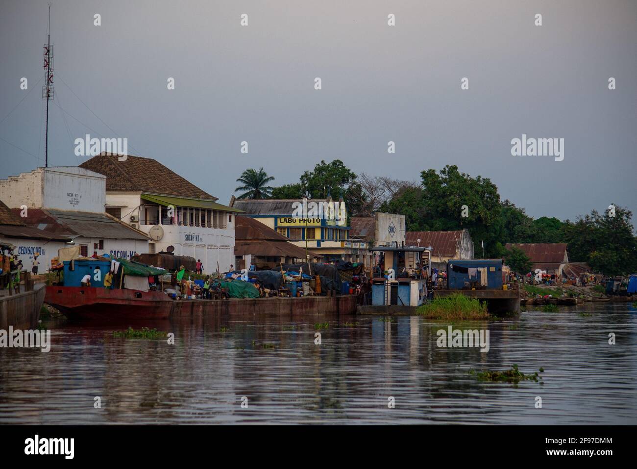 Barge sur le fleuve congo Banque de photographies et d’images à haute ...