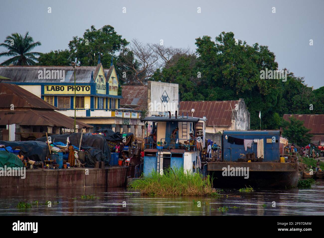 Bumba d'une barge de cargaison sur le fleuve Congo, République ...