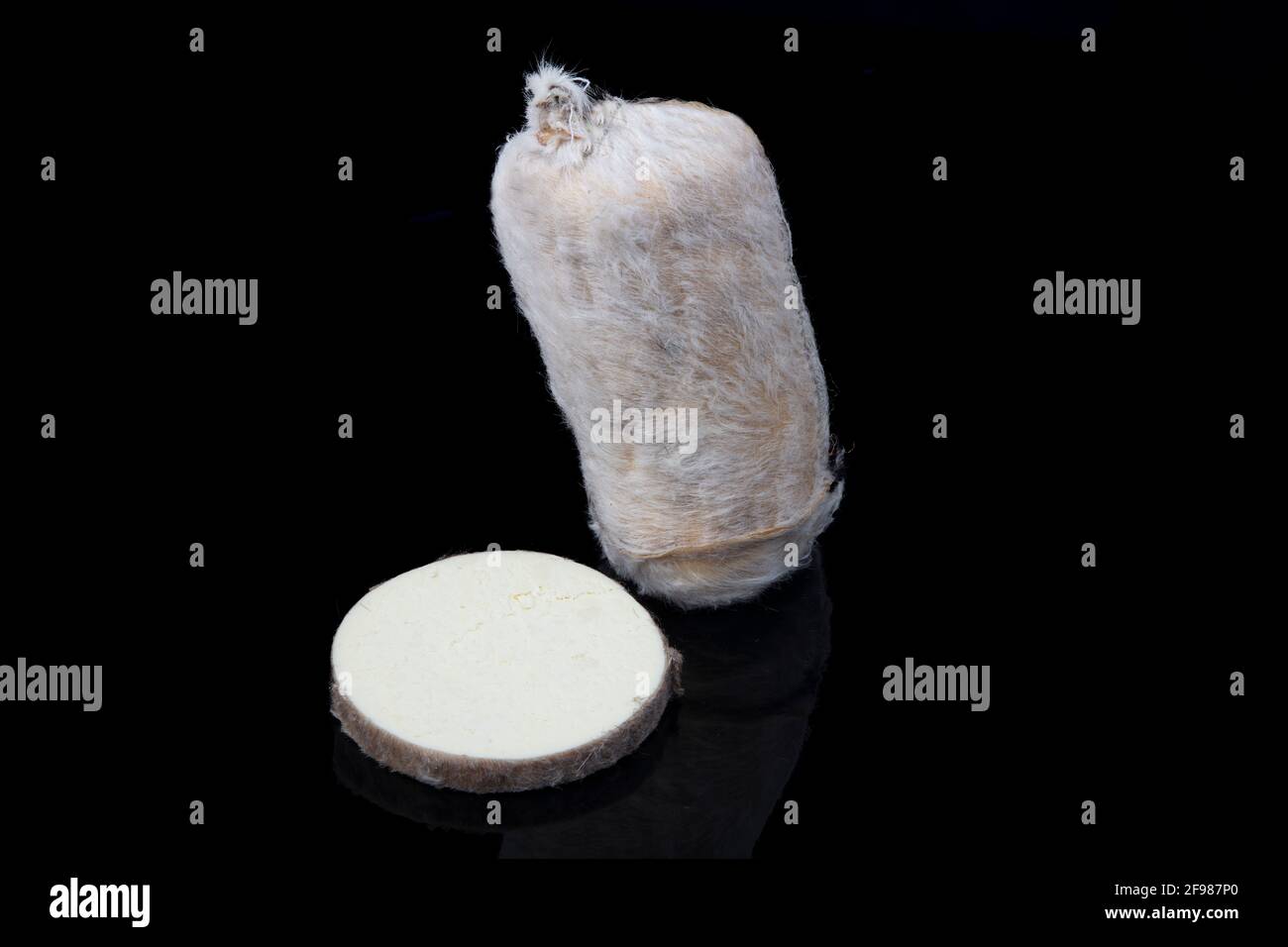 Le fromage Tulum est un fromage de chèvre traditionnel turc mûri dans ...