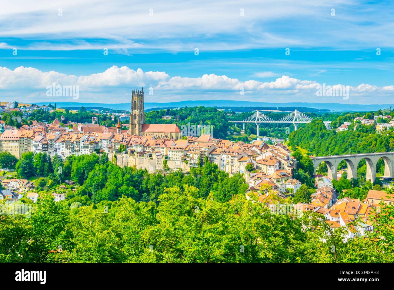 Tour de la cathédrale Saint-Nicolas surplombant la ville de Fribourg ...
