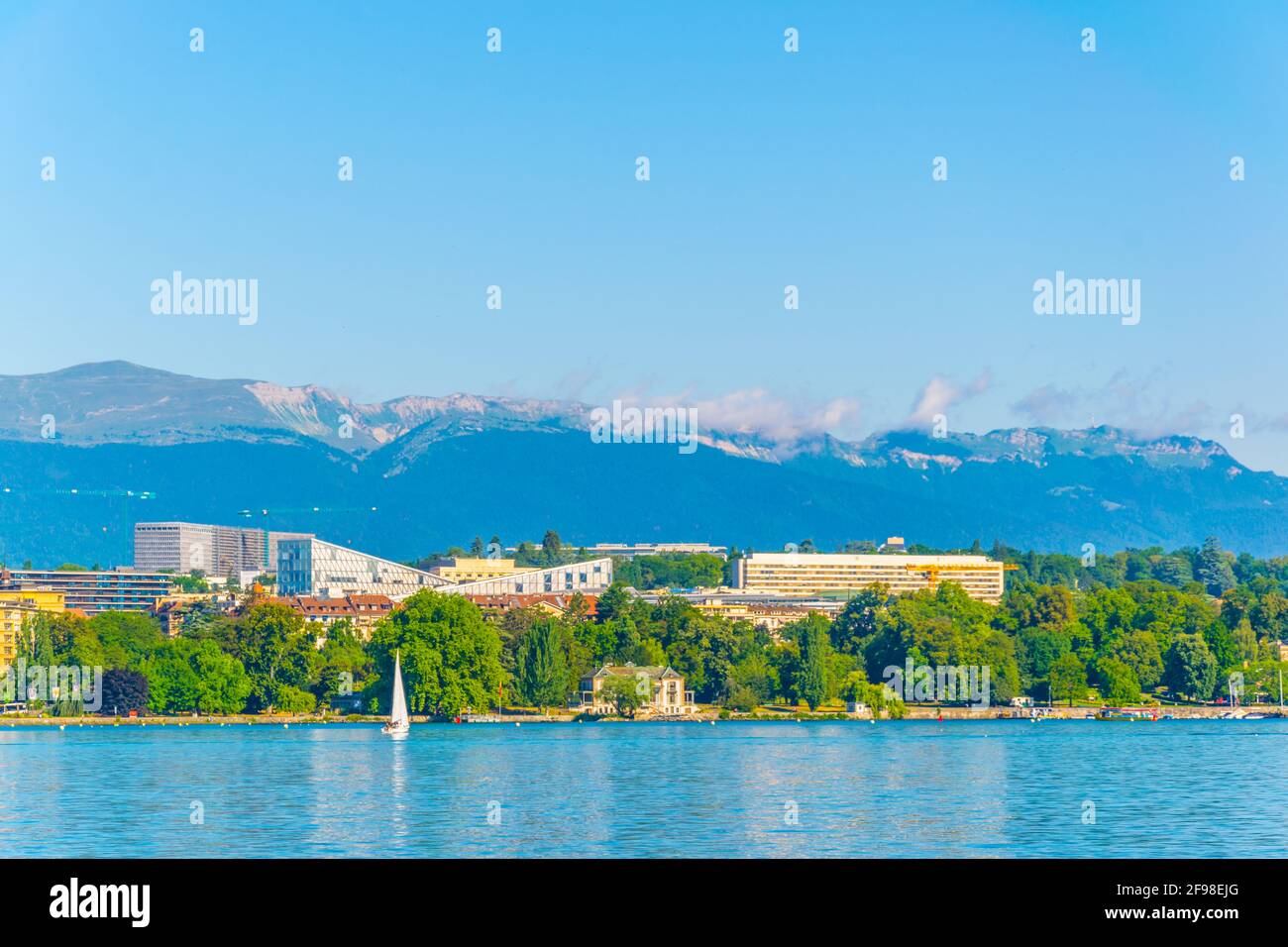 Paysage urbain de Genève vu derrière le lac de Genève/Lac Léman en ...