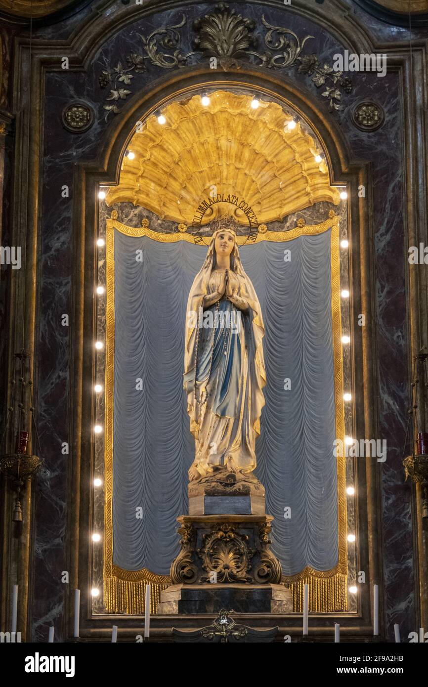 Verticale de la statue de la Vierge Marie avec l'écriture de 'Immaculée ...