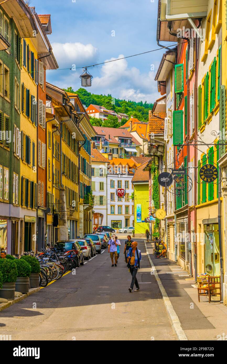 BIEL/BIENNE, SUISSE, 15 JUILLET 2017: Les gens se balader dans une ...