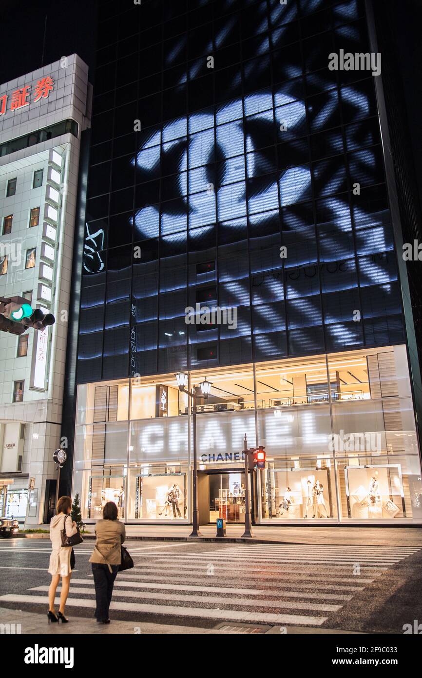 Grand logo Chanel projeté sur la façade de leur magasin japonais à ...