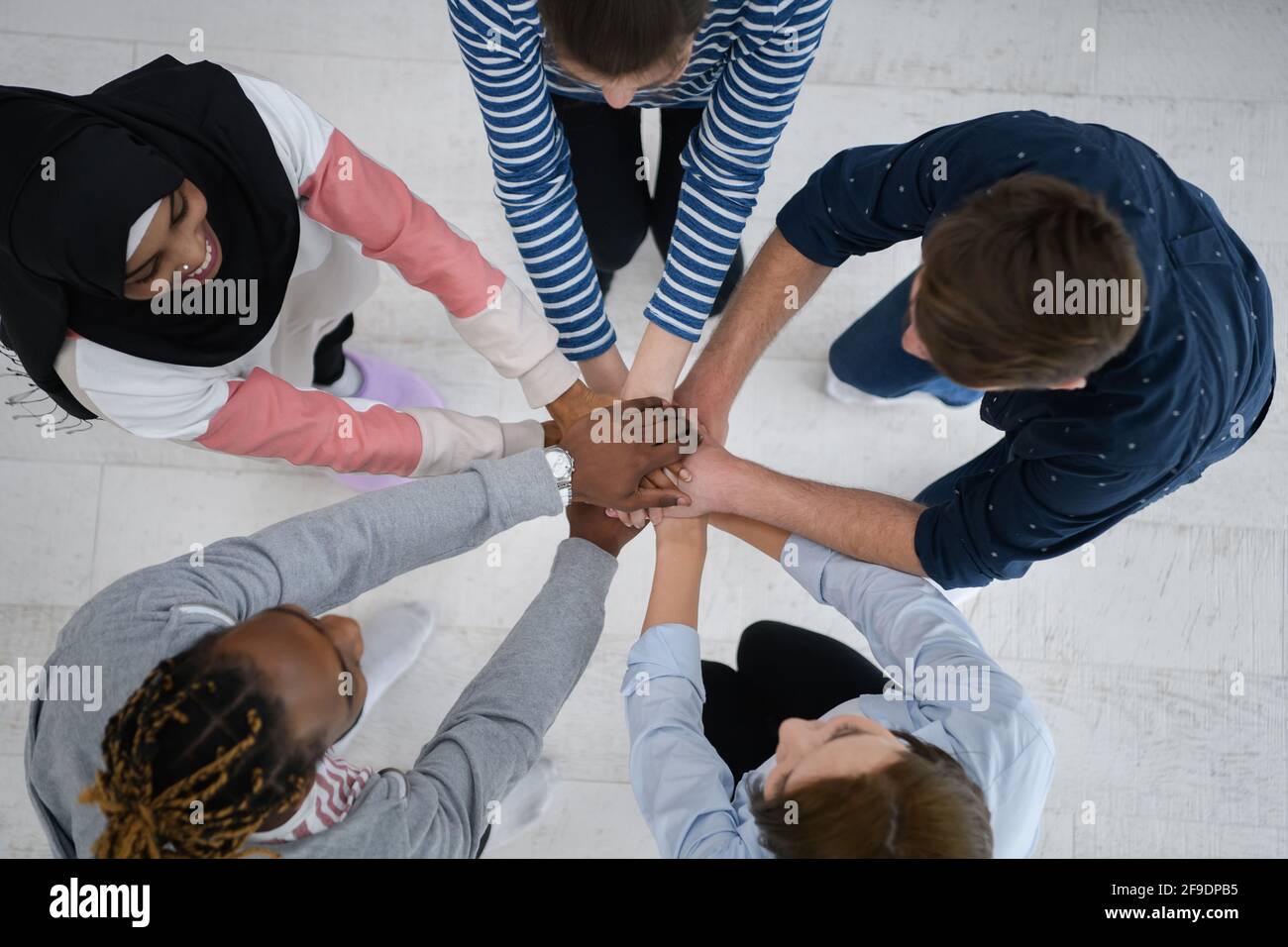 vue de dessus d'un groupe diversifié de personnes se tenant à l ...