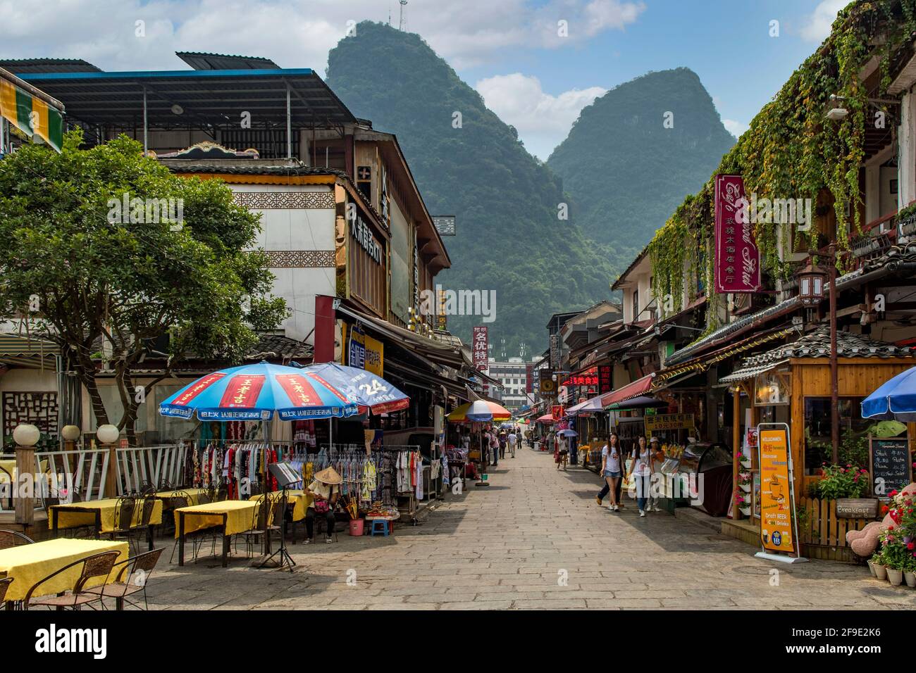 Yangshuo west street china Banque de photographies et d’images à haute résolution - Alamy