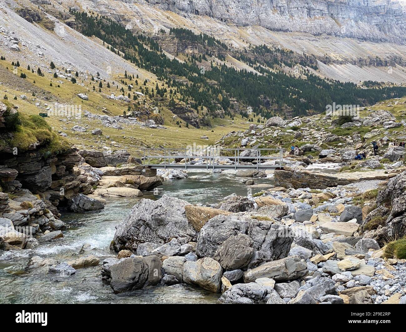 Vue sur les montagnes, les forêts, les cascades et les piscines ...