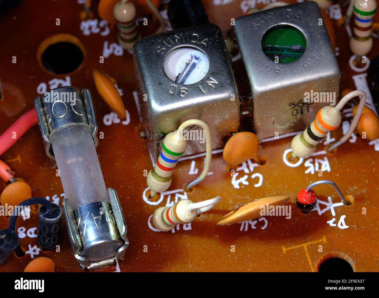 Composants électroniques sur la carte de circuit de l'ancienne radio à ...