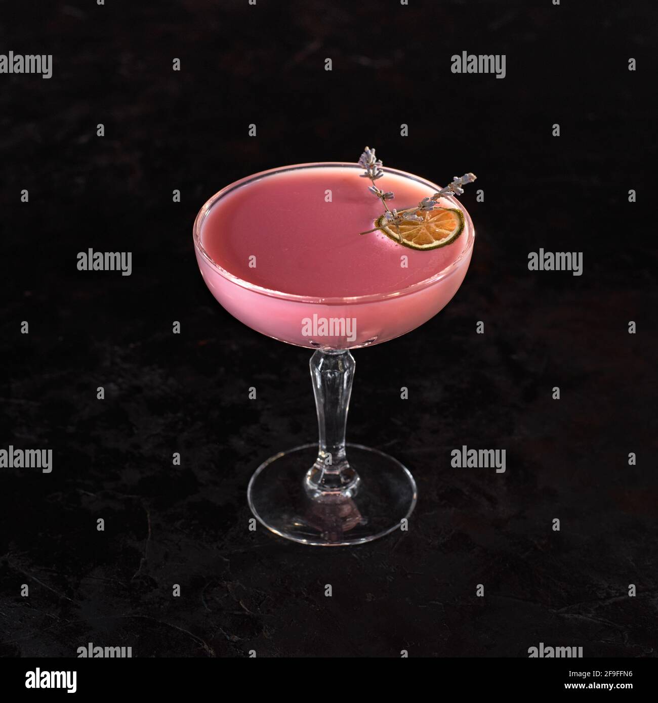 Cocktail rose avec vodka, lait d'amande, grenadine et crème. Cocktail ...