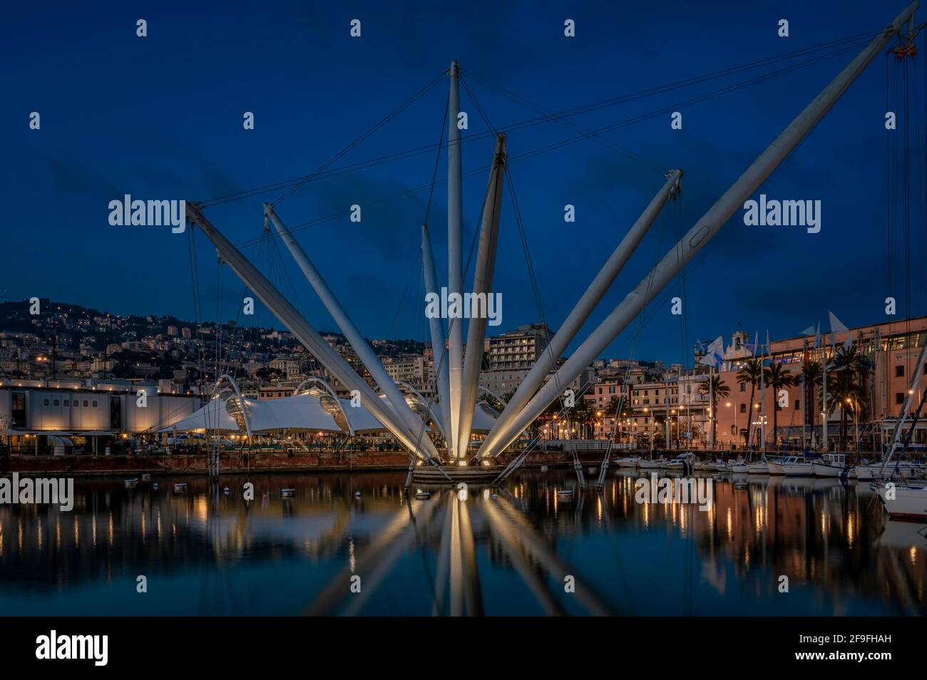 Ancien port de Gênes avec quelques attractions dont le Bigo, ancien ...