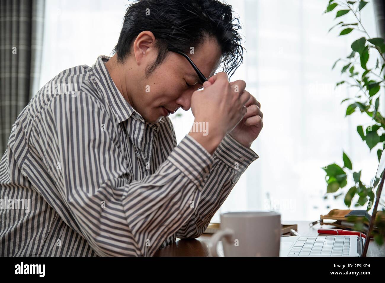 Yeux fatigués Banque de photographies et d’images à haute résolution ...