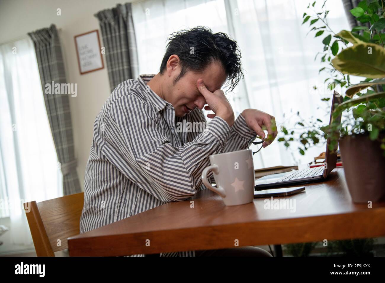 Yeux fatigués Banque de photographies et d’images à haute résolution ...