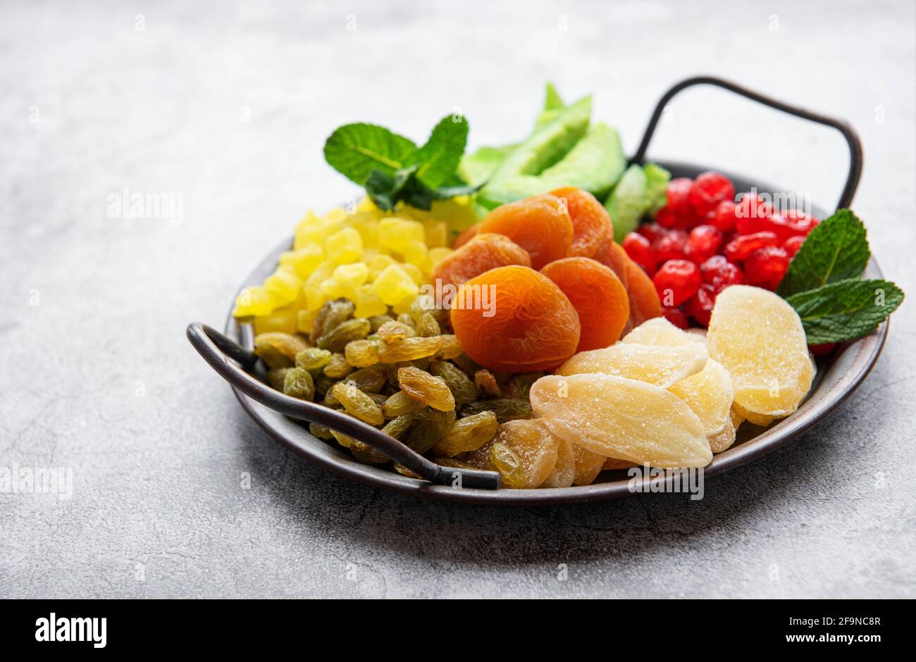 Plateau métallique avec différents types de fruits secs sur un fond en ...