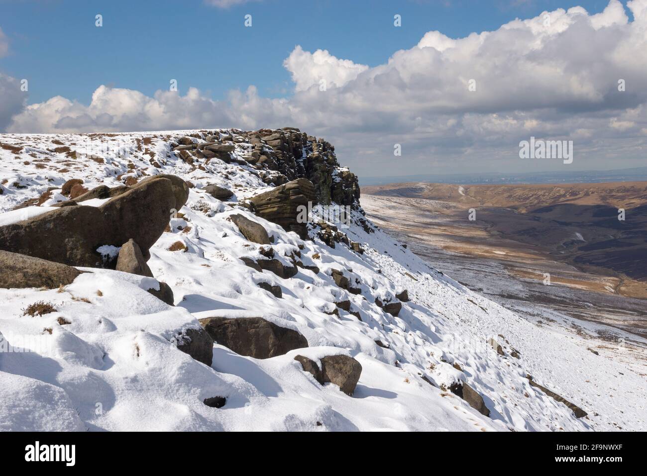 Vue spectaculaire depuis le bord nord de Kinder Scout, Peak District ...