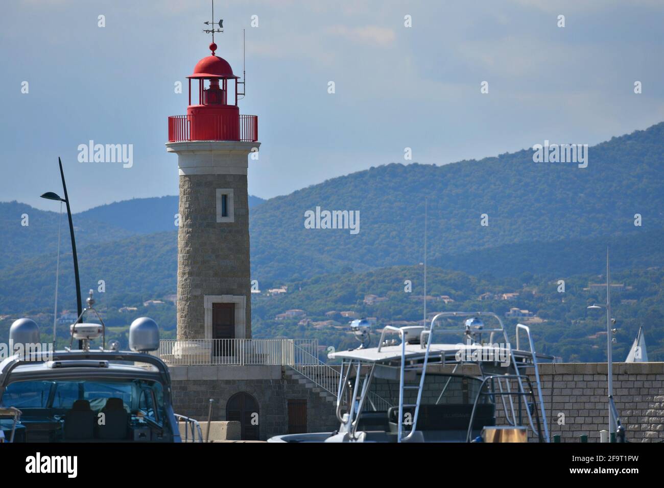 Paysage avec vue panoramique sur le phare rouge historique Phare de ...