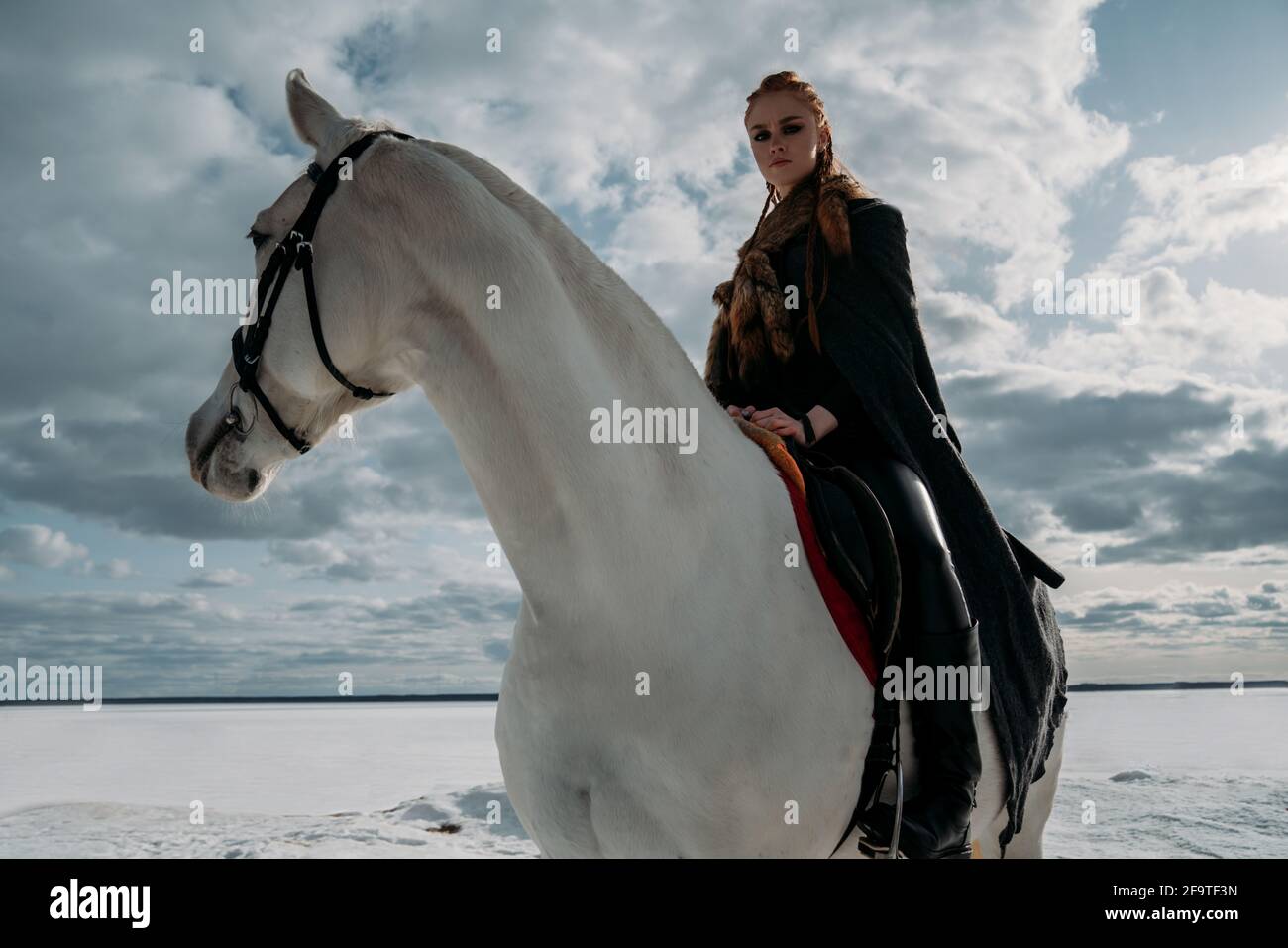 Femme guerriere cheval Banque de photographies et d’images à haute résolution - Alamy