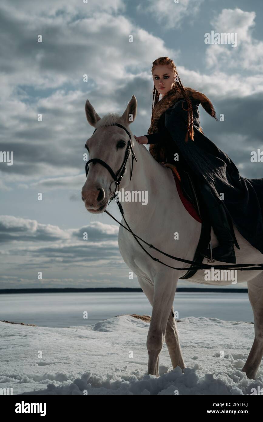 Femme guerriere cheval Banque de photographies et d’images à haute résolution - Alamy