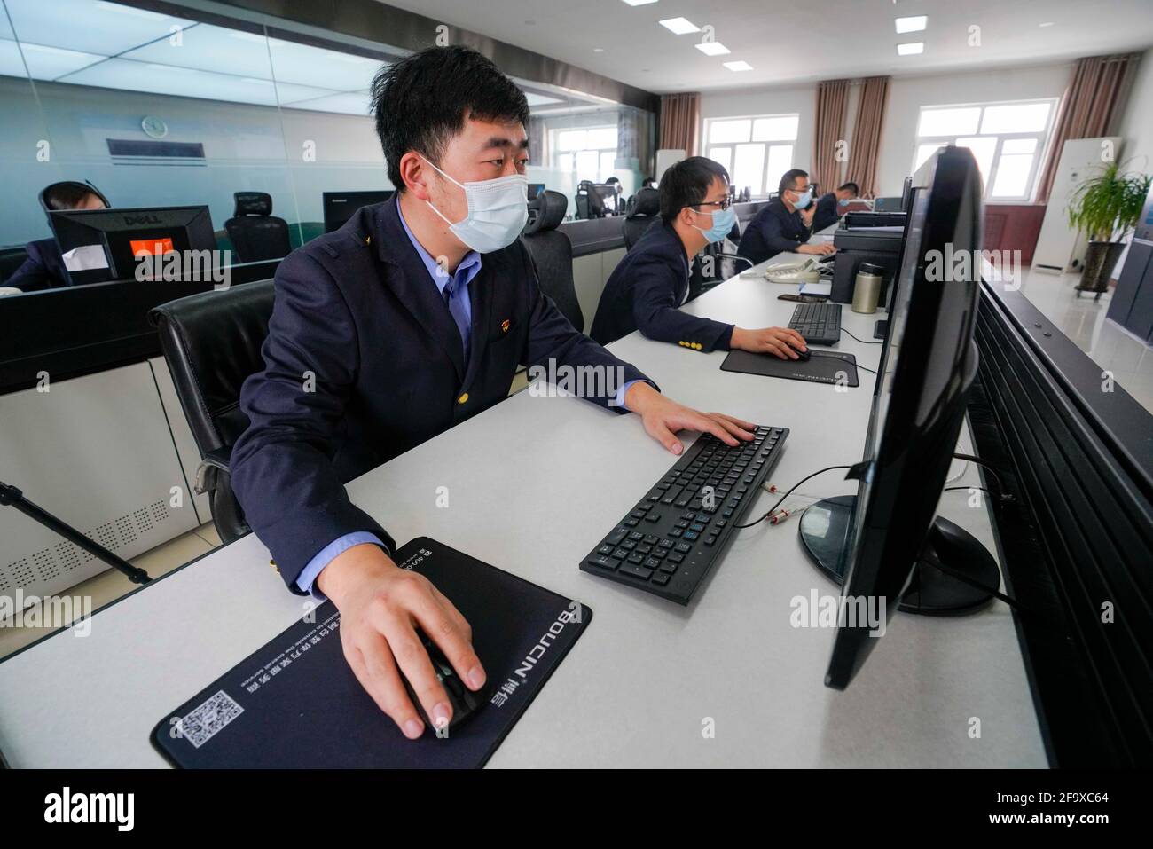 (210421) -- URUMQI, 21 avril 2021 (Xinhua) -- Niu Ruiqing (1er L ...