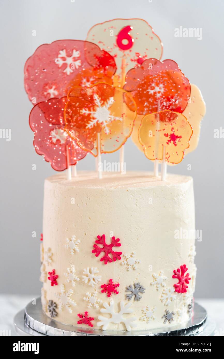 Grand gâteau rond avec glaçage à la crème de beurre italienne décoré de ...