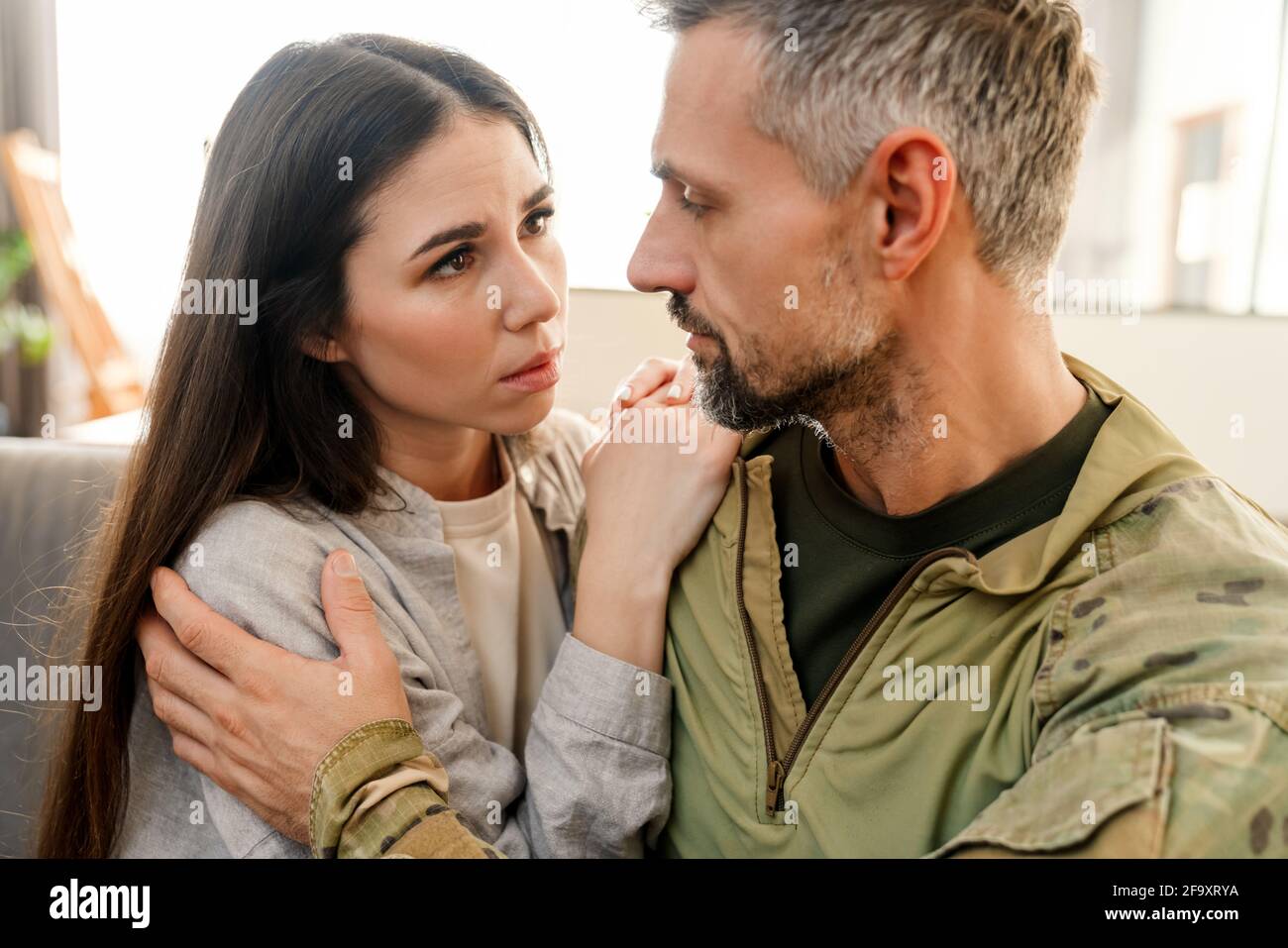 Un jeune militaire triste disant à Au revoir de triste femme à maison à l'intérieur Photo Stock ...
