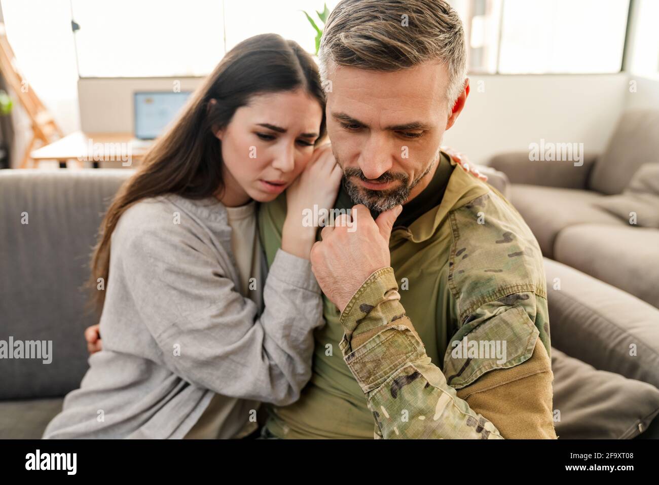 Un jeune militaire triste disant à Au revoir de triste femme à maison à l'intérieur Photo Stock ...