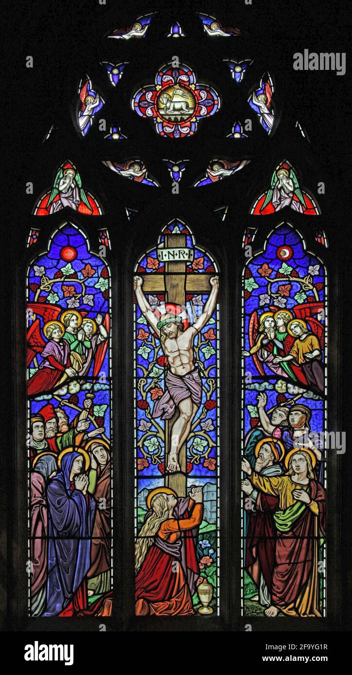 Vitraux de Michael O'Connor représentant la Crucifixion, église Sainte ...