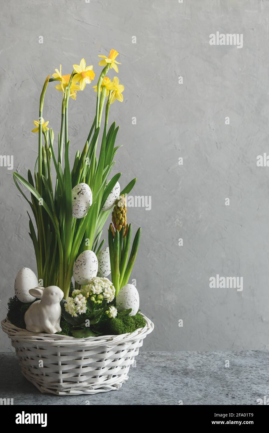 Composition florale de Pâques avec narcisse et fleurs de jacinthe et ...