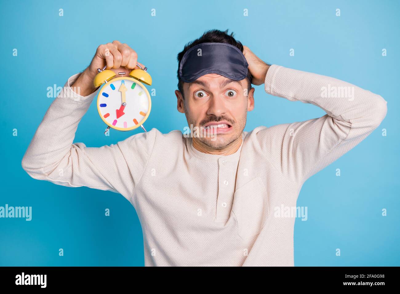 Photo portrait d'un homme coupable touchant la tête tenant l'horloge ...