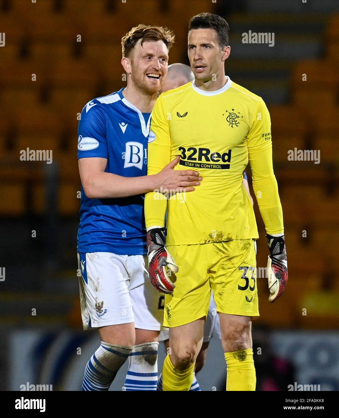 Liam Craig de St Johnstone (à gauche) avec le gardien de but des Rangers Jon McLaughlin après ...