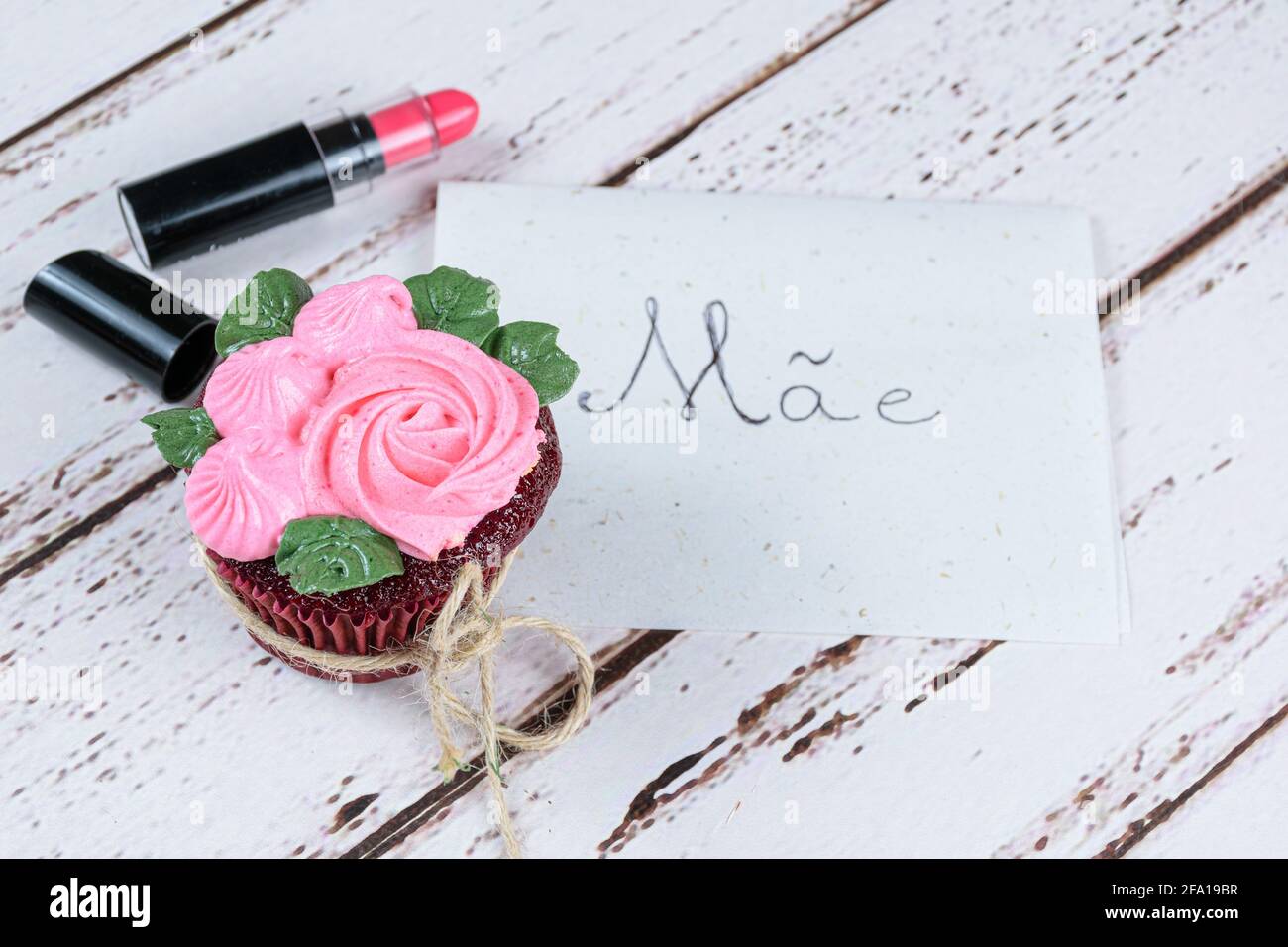 Cupcake en velours rouge avec glaçage à la crème au beurre, à côté d'un ...