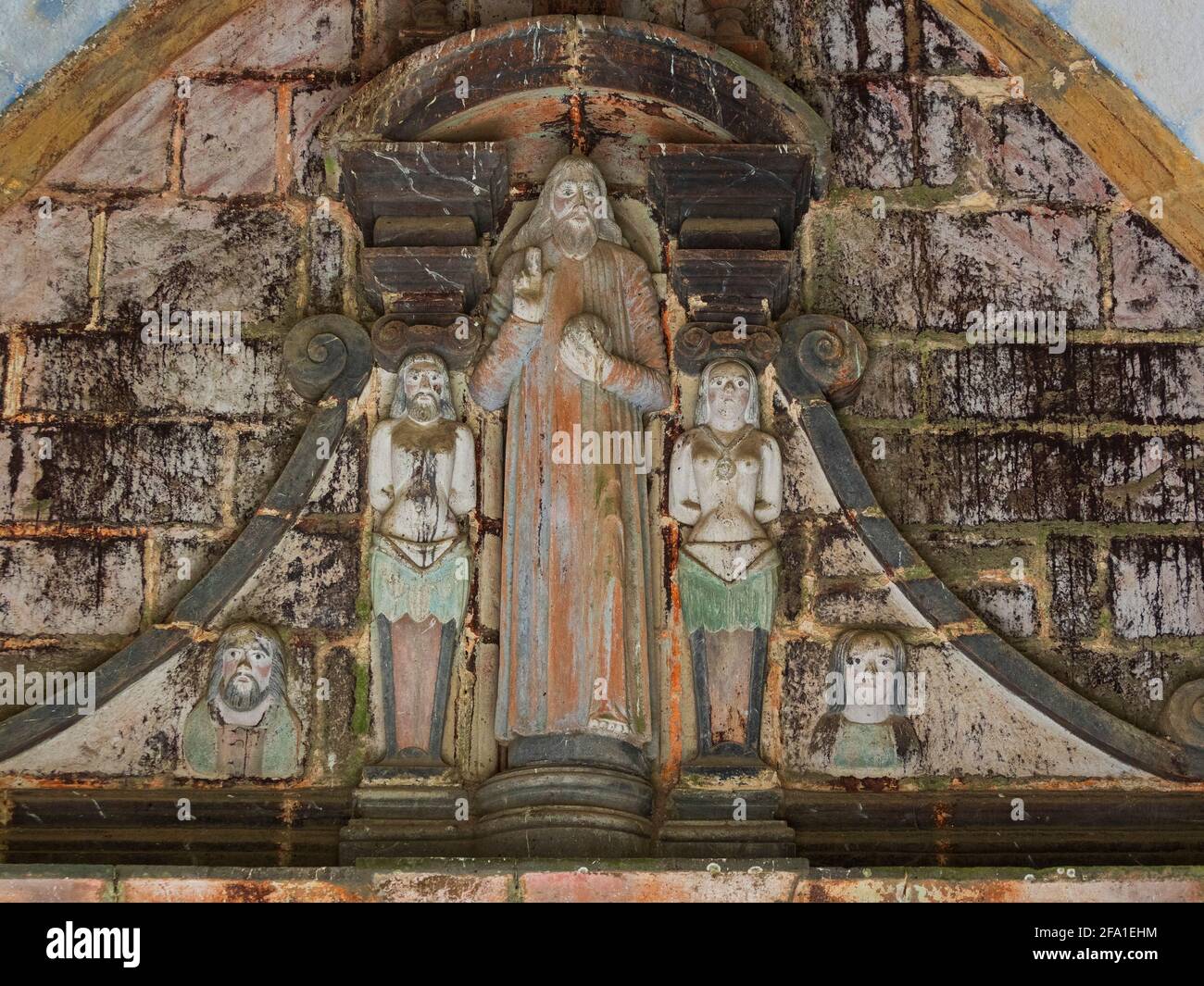 Église de Saint-Miliau, entablature, intérieur du porche d'entrée sud ...