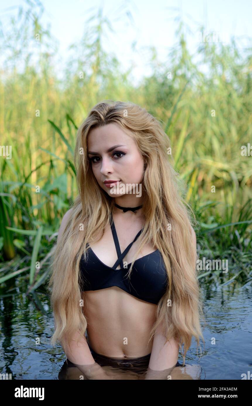 Femme En Jeans Et Bikini Banque De Photographies Et Dimages à Haute