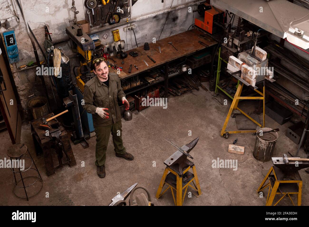Processus traditionnel de travail des métaux dans une forge. Forgeron ...
