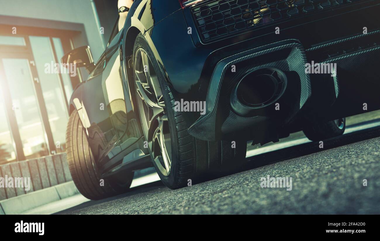 Véhicule de performance exotique moderne conduite point de vue au ...