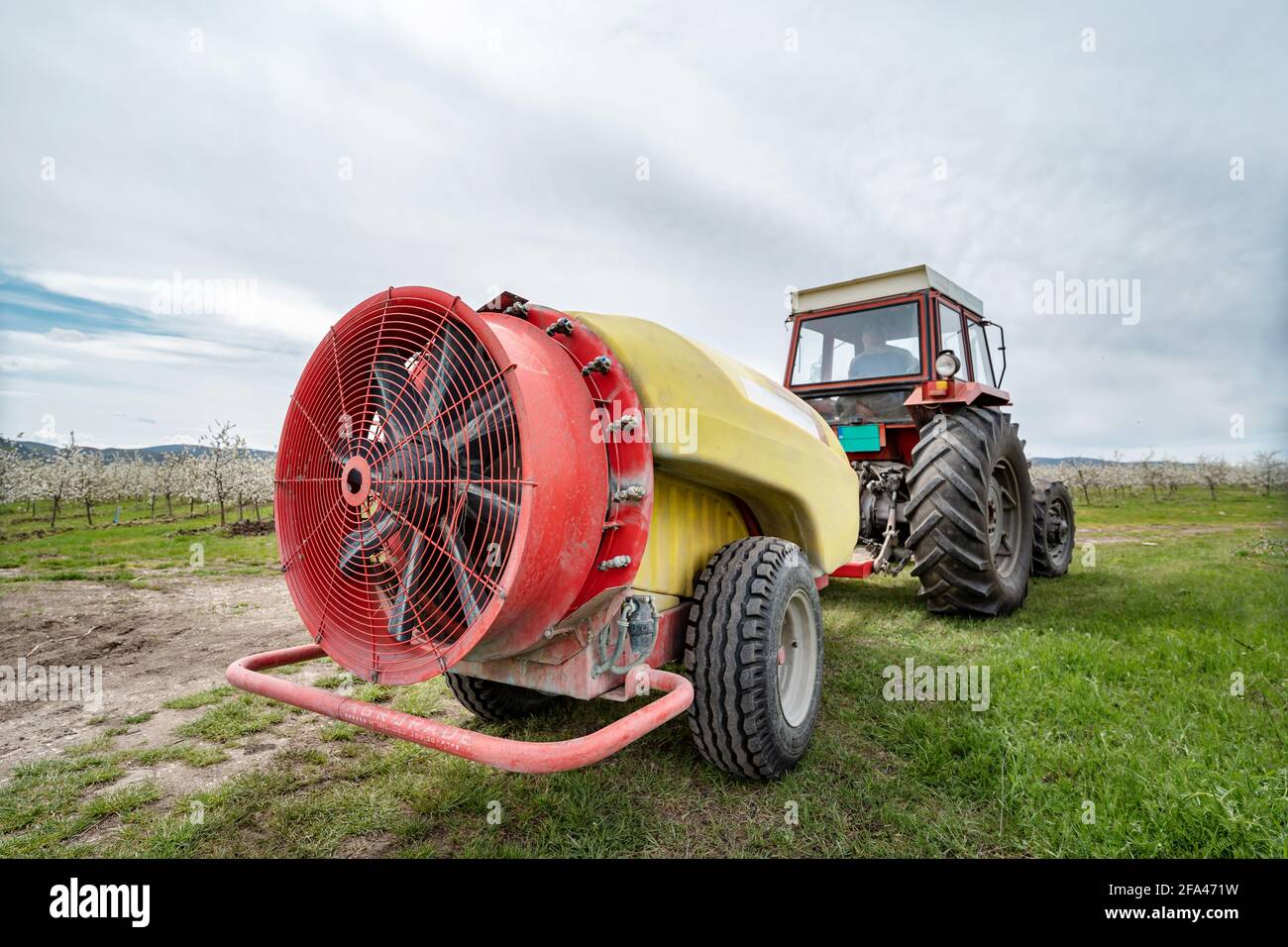 Tracteur avec pulvérisateur agricole avec grand ventilateur prêt à l ...