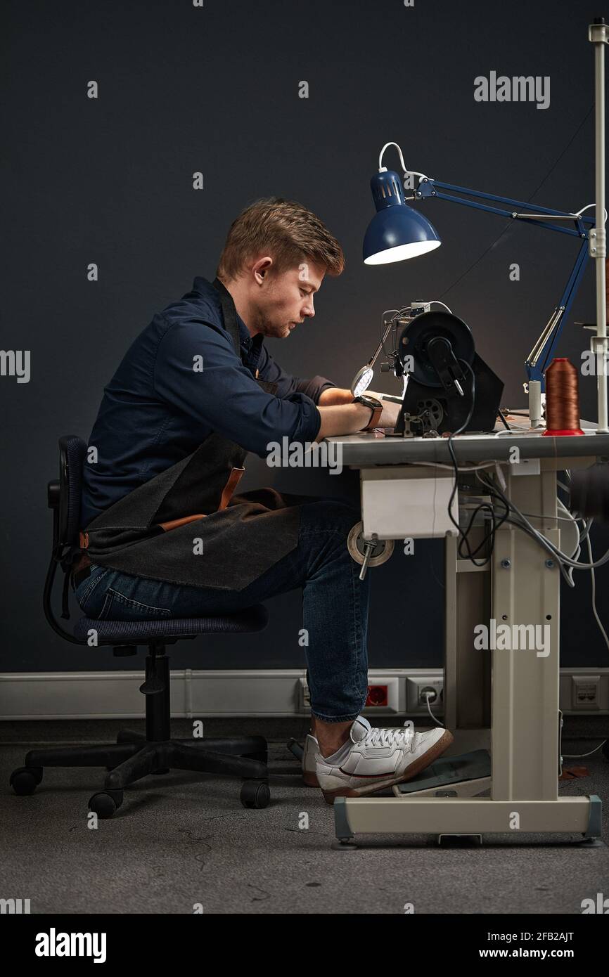 Processus de travail de l'artisan du cuir. Tanner ou skinner rade cuir ...