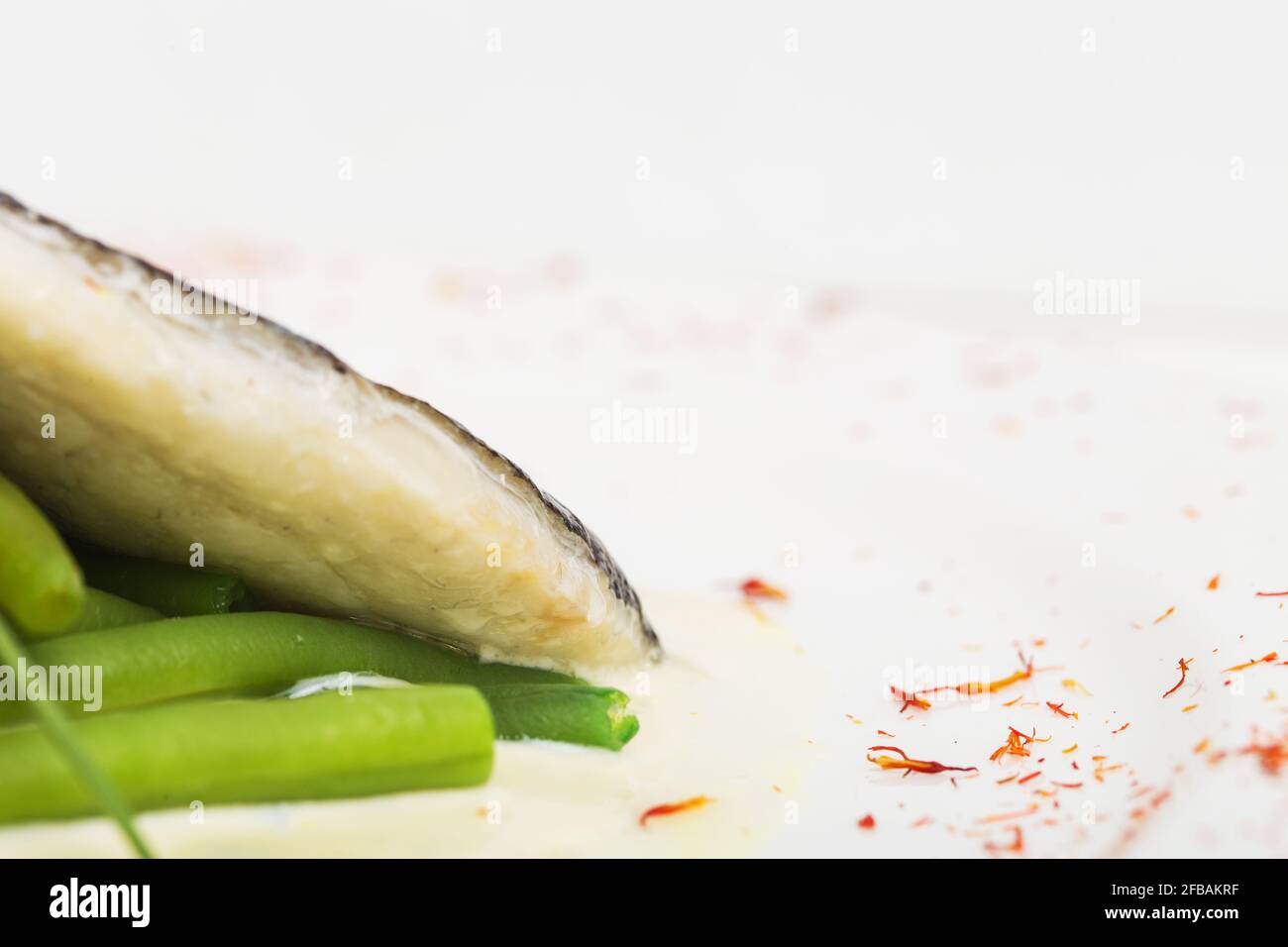 Filet de poisson cuit avec sauce à la crème et haricots français ...