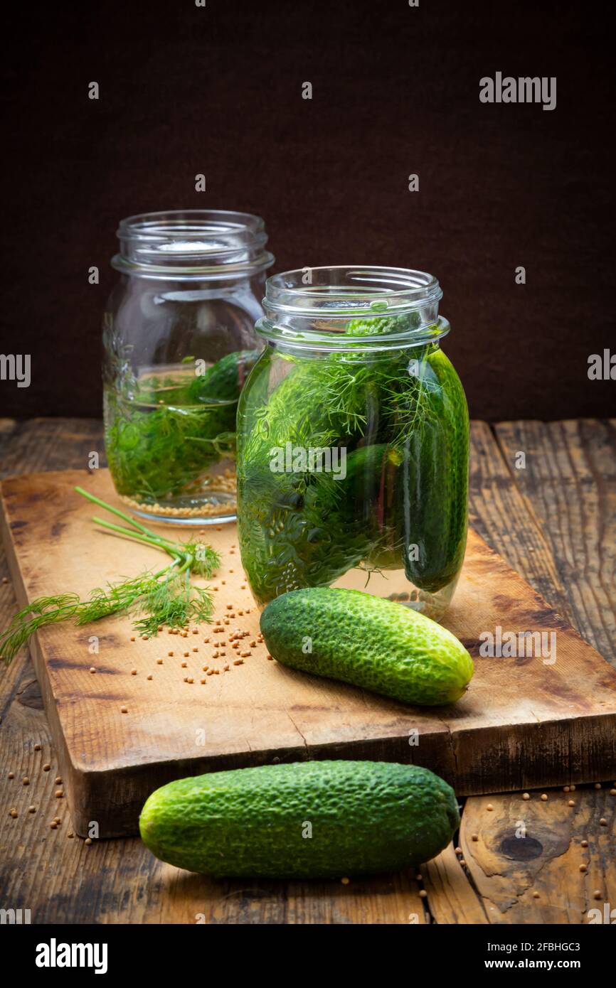 Cornichons et aneth sur planche de bois Banque de photographies et d ...