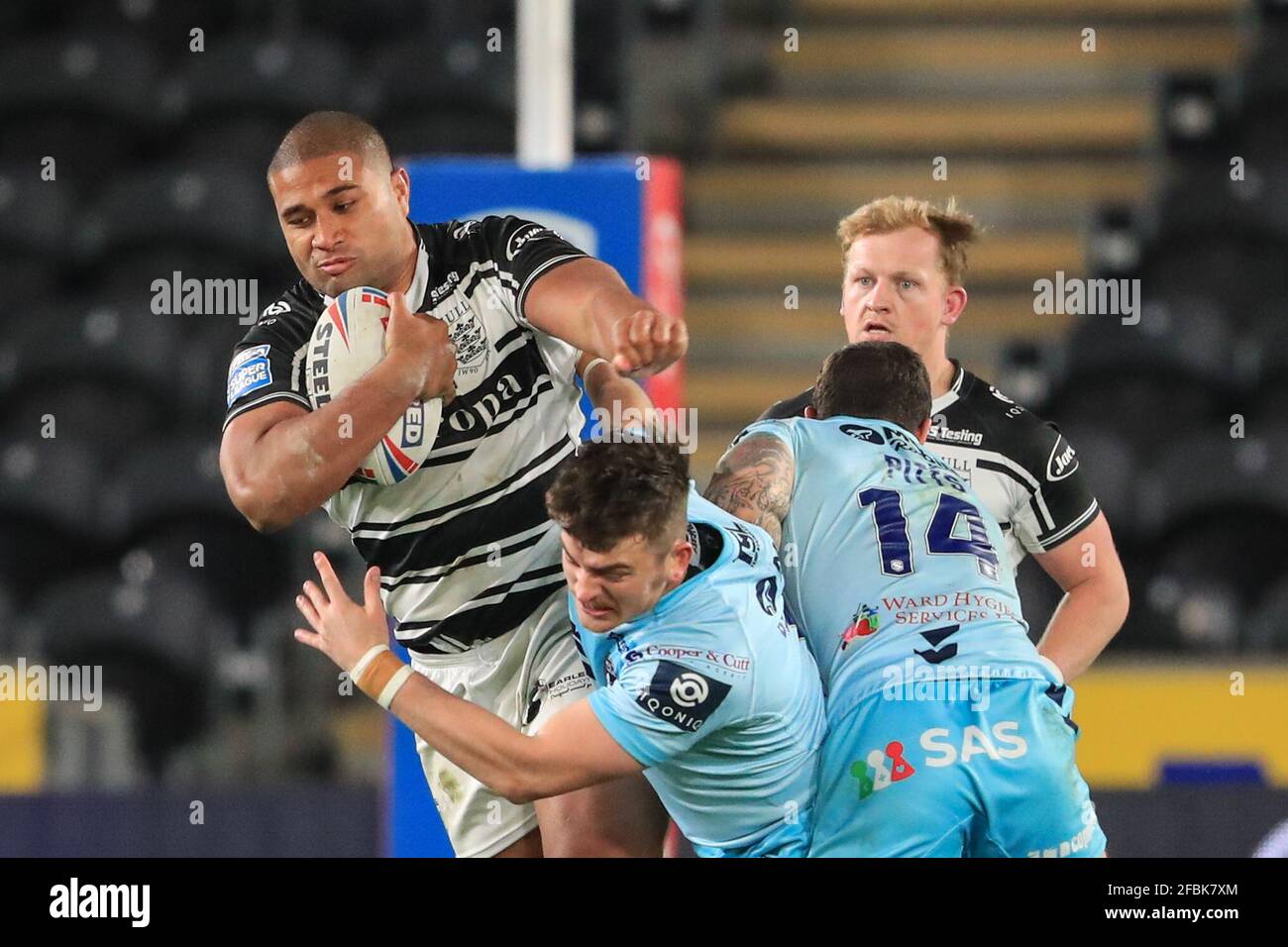 Chris Satae (10) de Hull FC est attaqué par Jordy Crowther (19) de ...