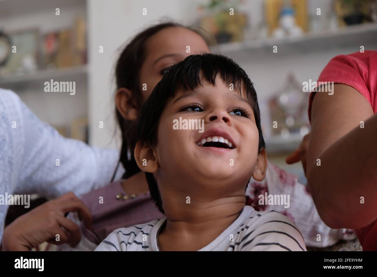 South indian family sitting home Banque de photographies et d’images à haute résolution - Alamy