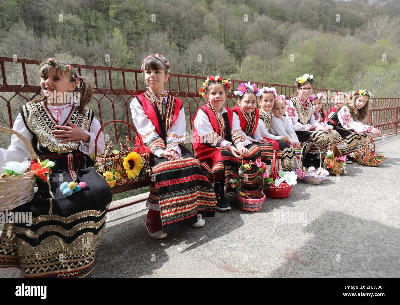 Lazarki est une fête traditionnelle bulgare. Les filles qui sont ...