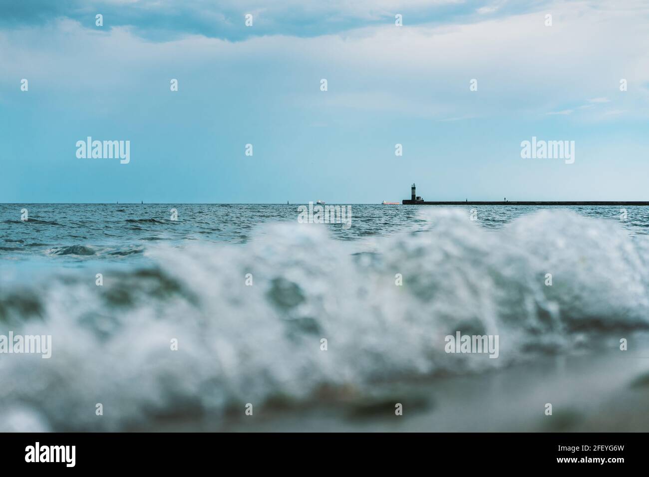 Plage de vagues de phare Banque de photographies et d’images à haute ...