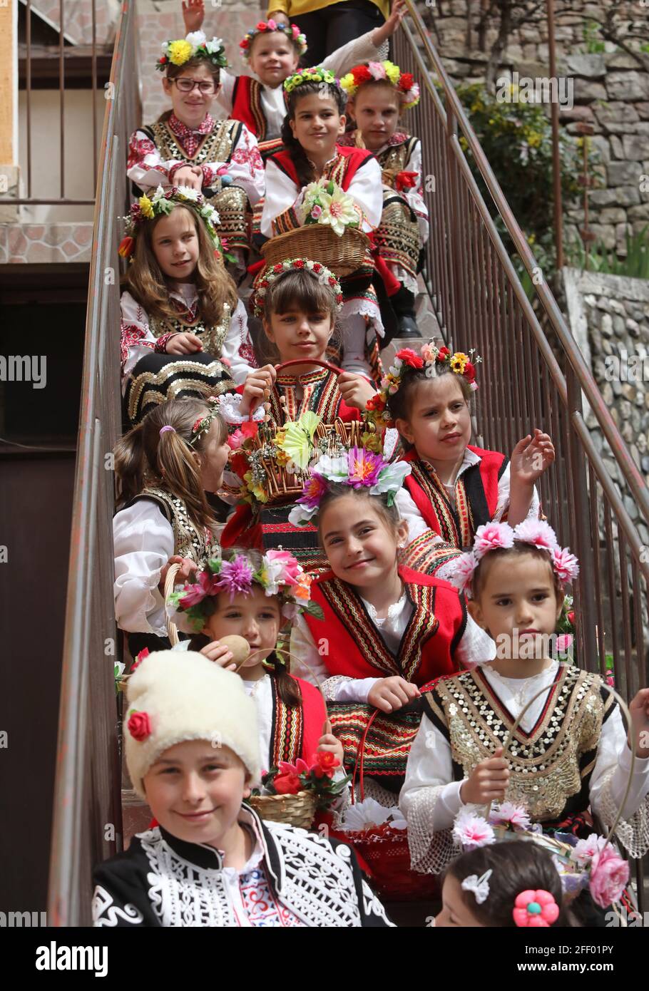 Lazarki est une fête traditionnelle bulgare. Les filles qui sont ...