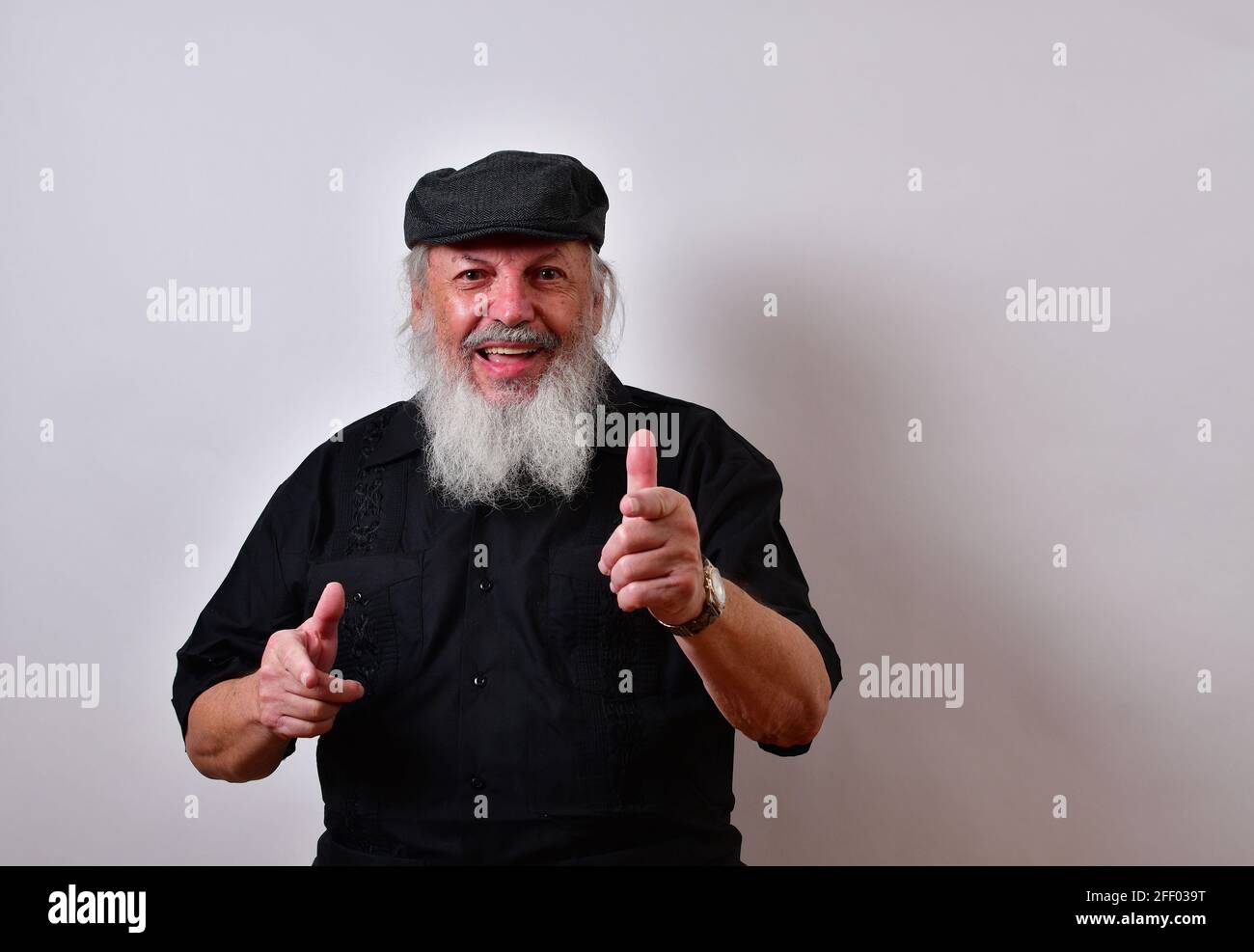 Vue d'un homme âgé qui rit et qui a un super temps en pointant ses ...