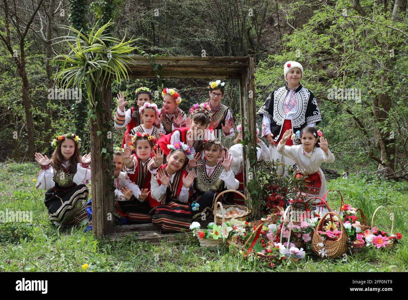 Lazarki est une fête traditionnelle bulgare. Les filles qui sont ...