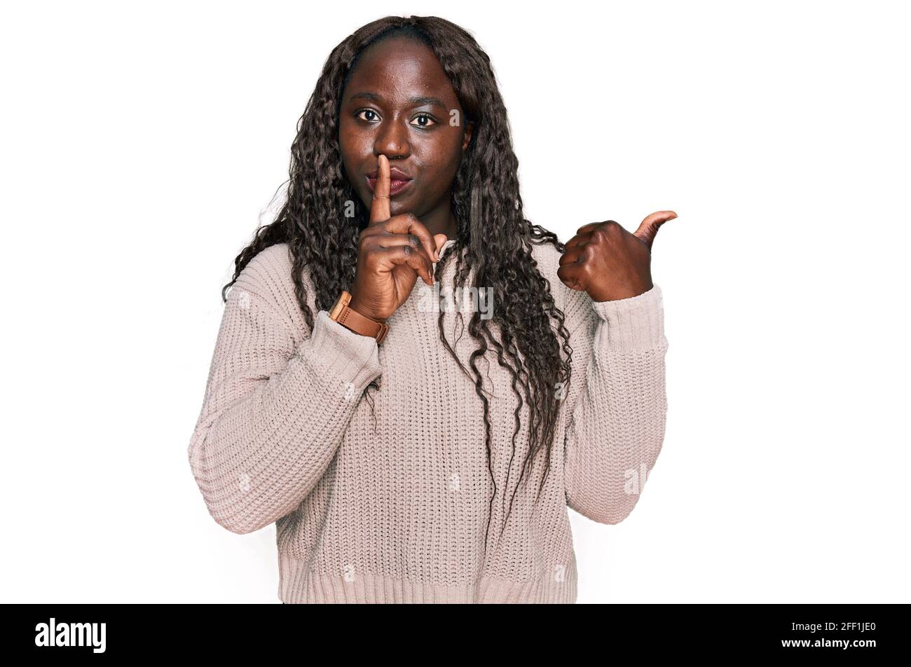 Jeune femme africaine portant la laine hiver chandail demandant à être ...