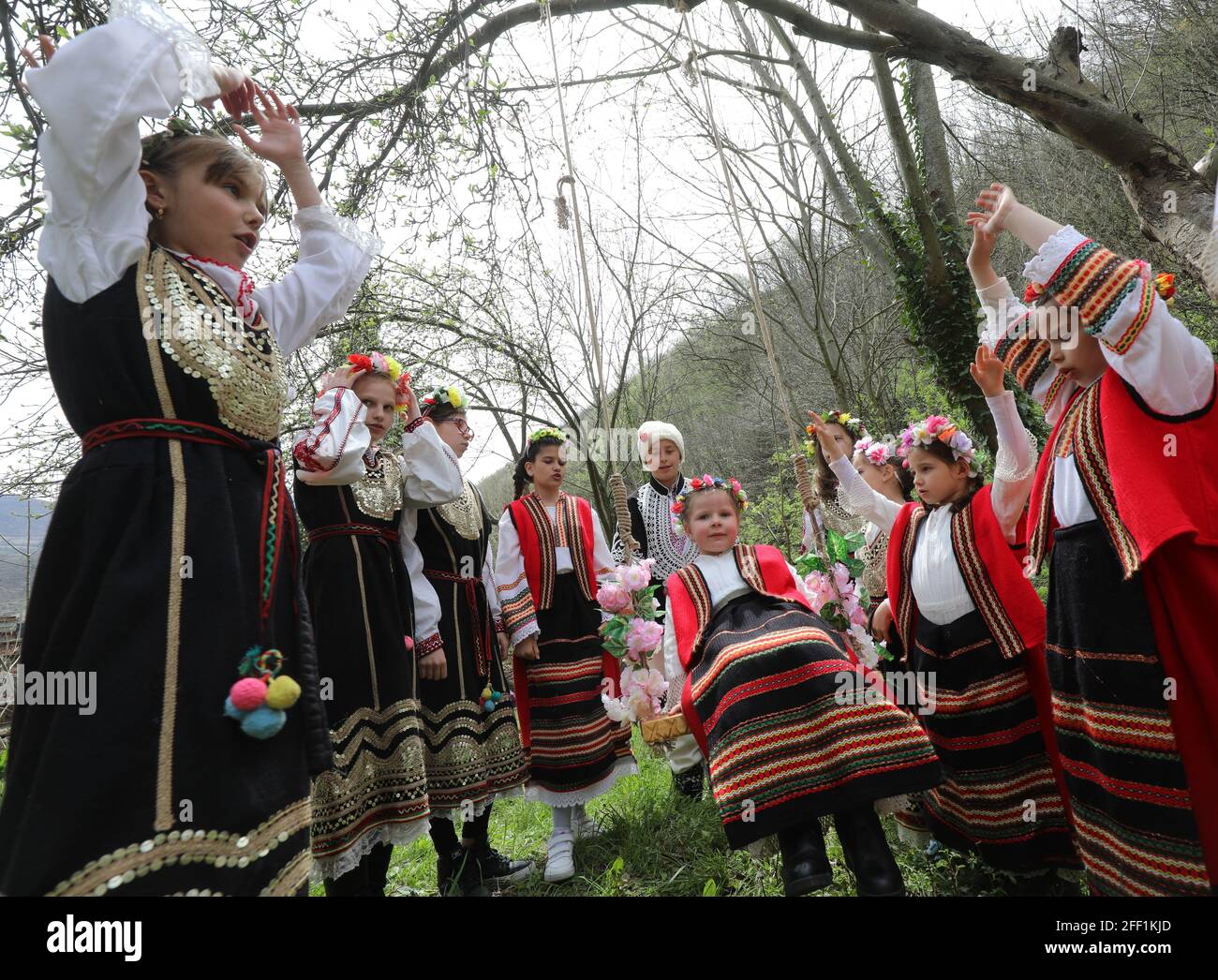 Lazarki est une fête traditionnelle bulgare. Les filles qui sont ...