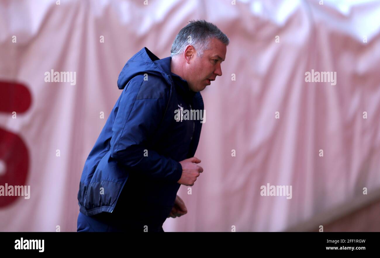 Darren Ferguson, directeur de Peterborough United, célèbre la victoire ...